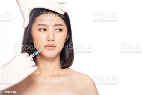 아시아 젊은 여자 도착 주입 뷰티 살롱에서 여자입니다 성형 외과 클리닉 아름다운 여자는 그녀의 얼굴에 주사를 가져옵니다 건강