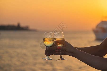 在海边喝葡萄酒选择焦点自然高清图片下载 正版图片506407015 摄图网