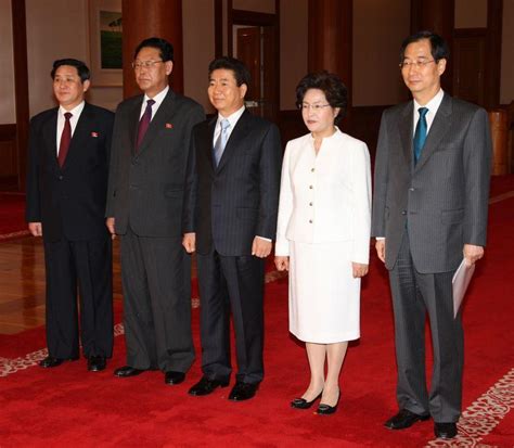 [노무현사료관] [남북총리회담 북측 대표단과 기념촬영하는 노무현 대통령 내외]