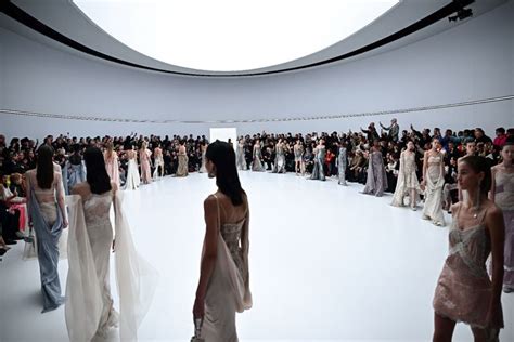 La nudité s installe en haute couture