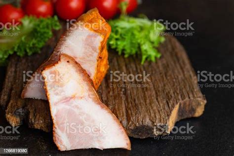 훈제 베이컨 과 고기 돼지 고기 뺨 향신료 서빙 부분 크기 원시 천연 제품 최고 보기 복사 공간 텍스트 공간 고기에 대한 스톡
