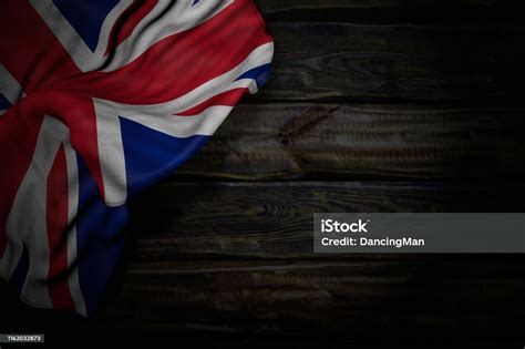 좋은 축하 플래그 3d 그림 텍스트에 대한 빈 장소와 오래된 나무에 큰 주름영국 플래그의 어두운 사진 국가 관광명소에 대한 스톡 사진 및 기타 이미지 Istock
