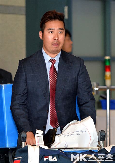 유희관 `핼쑥해진 모습으로 귀국` Mk포토 Mk스포츠