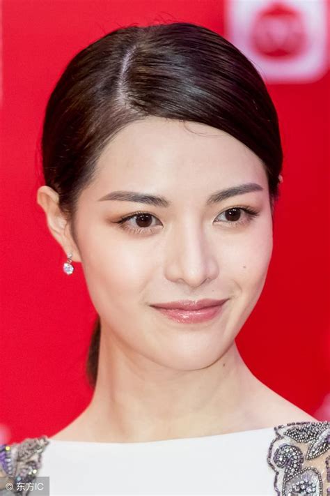 鍾楚曦錄節目全程嚼口香糖引網友吐槽，你怎麼看？ 每日頭條