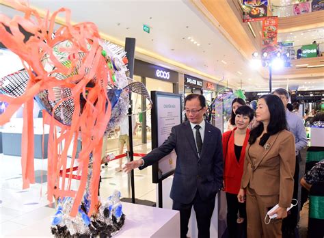 Ông Joseph Low Bên Trái Chủ Tịch Keppel Land Việt Nam Trao đổi Cùng
