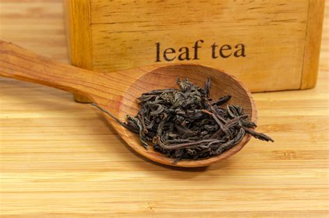 선택적 포커스에서 나무로 되는 숟가락 클로즈업에 찻 잎 건조 식품에 대한 스톡 사진 및 기타 이미지 건조 식품 널판지 대나무 재료 Istock