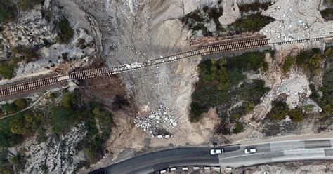 산사태 발생 보스니아의 쓰레기 쌓인 공중 철로