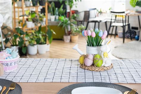 바구니에 화려한 계란의 부활절 장식과 소박한 스타일의 식탁에 토끼 시골집의 축제 인테리어 0명에 대한 스톡 사진 및 기타 이미지