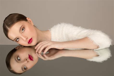 Alta Moda Ritratto Di Bella Ragazza Castana Sexy Con Trucco Luminoso