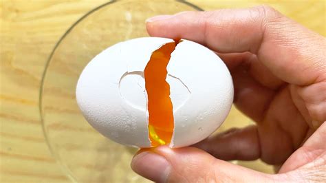 卵のカラが入りにくい裏技とは？片手でかっこよく割る方法も検証してみた！ クラシル