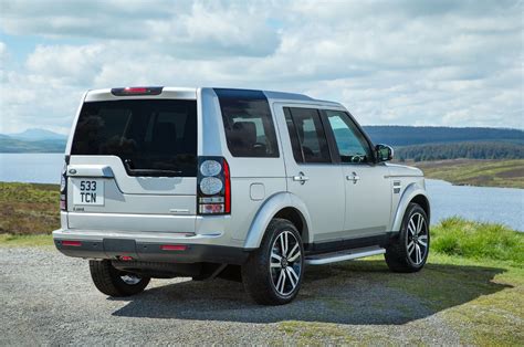Comparison Land Rover Lr4 Suv 2015 Vs Toyota Land Cruiser 4dr
