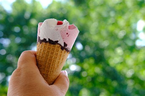 차가운 아이스크림 콘 과일 잼과 초콜릿을 곁들인 딸기 디저트 식욕을 돋우는 식사 행복한 어린 시절 개념 아이들의 진미 건강하고