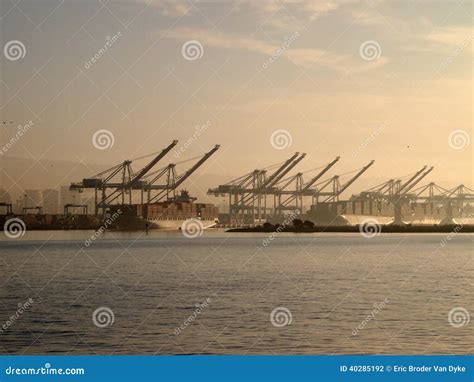 Le Navi Da Carico Riposano Sotto Le Gru Nel Porto Di Oakland Un Giorno