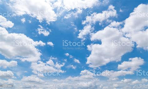 澄んだ青空と雲背景のある雲のパノラマビュー 空のストックフォトや画像を多数ご用意 空 雲 青 Istock