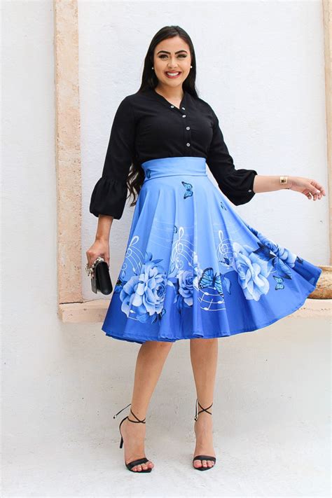 SAIA MIDI AZUL CLARO BORBOLETAS E NOTAS MUSICAIS ESTAMPADO Saias Via