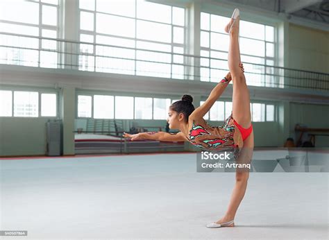리틀 체조 선수 있는 니체 어울리다 수리재고량 실행합니다 건설 프레임에 대한 스톡 사진 및 기타 이미지 건설 프레임 교육 구부리기 Istock