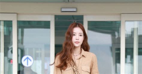 배우 기은세 공항패션미니백으로 완성한 가을 시크 패션