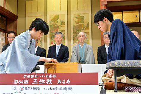 【王位戦】藤井聡太王位、55分長考の末32手目で封じ手 形勢ほぼ互角で1日目終了 社会写真ニュース 日刊スポーツ