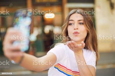 바르셀로나에서 젊은 여자 생활양식입니다 Selfie입니다 Z세대에 대한 스톡 사진 및 기타 이미지 Z세대 개성 개념 거리