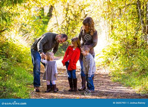 Семья из пяти человек Outdoors Стоковое Изображение изображение насчитывающей мать девушка