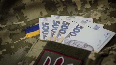 Родинам військових які загинули на службі виплачуватимуть пенсії кому скільки і як