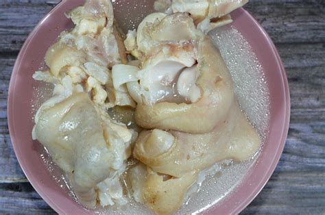 콜라겐과 젤라틴이 가득한 전통 수프를 곁들인 카와레 족발의 아랍 이집트 요리 익힌 소 발 족발 뼈 스튜 근육과 면역에 좋은