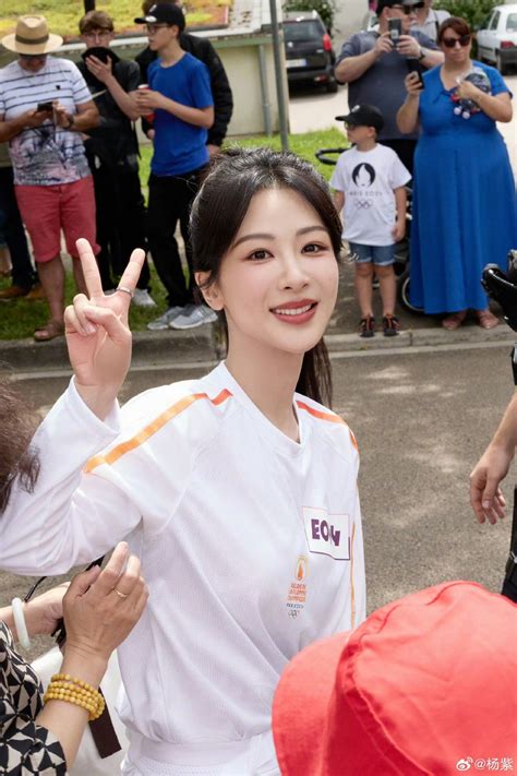 杨紫真的出息了，奥运火炬手杨紫火炬手新浪新闻