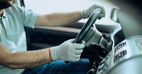 작업장에서 차 안에 앉아 있는 자동차 수리공의 클로즈업 사진 Unsplash의 세르비아 이미지