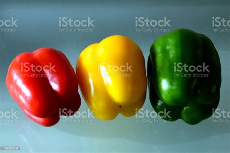 클로즈업 뷰의 반짝이는 신선한 빨간색 노란색과 녹색 피망 건강한 생활방식에 대한 스톡 사진 및 기타 이미지 건강한 생활방식 건강한 식생활 고추류 Istock