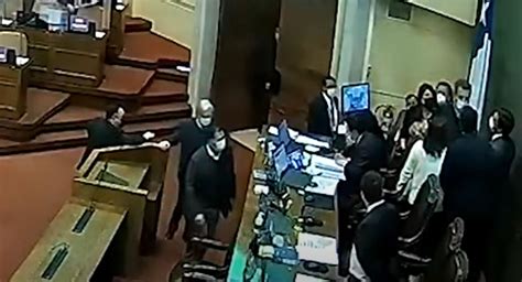 Con Puños Y Patadas Diputado Exigió La Renuncia De Una Ministra En El