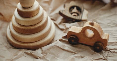반지 치발기 고슴도치 자동차 장난감이 나무 테이블에 공예 종이에 있는 현대 천연 나무 피라미드 유아를 위한 친환경 플라스틱 무료 장난감 어린이를위한 세련 된 간단한