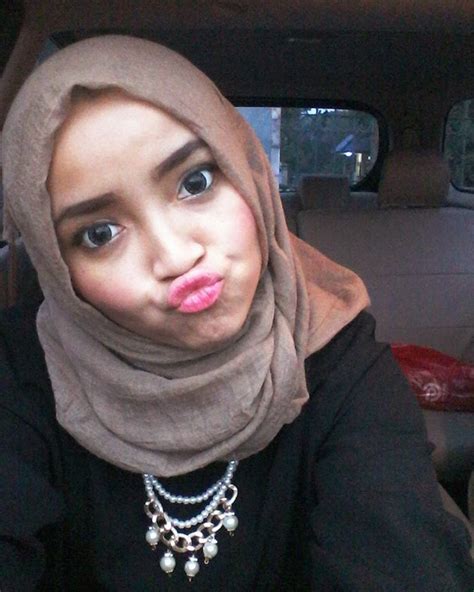 Cewek Igo Selfie Model Duck Face Dengan Bibir Monyong Selalu Cantik