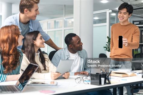 책상 남자에 앉아 학생들의 다양한 그룹은 전화를 보여주는 일본 민족에 대한 스톡 사진 및 기타 이미지 일본 민족 고등학교 공부 Istock