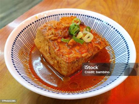 맛있는 중국과 대만 음식 붉은 찐 야채 두부와 매운 냄새 두부 무 뜨거운 수프 대만 식당의 전통 음식 길거리 음식 건강한