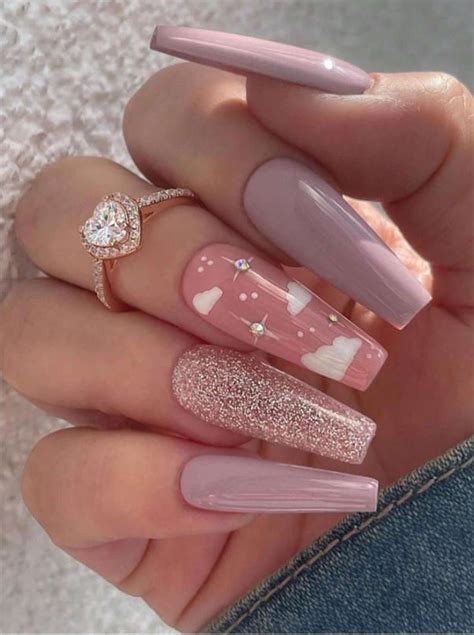 Améliorez Votre Look Avec Un Ensemble De Faux Ongles Longs à Paillettes