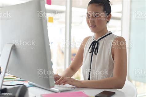 현대 사무실에서 책상에서 컴퓨터에서 작업하는 여성 그래픽 디자이너 그래픽 디자이너에 대한 스톡 사진 및 기타 이미지 그래픽