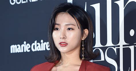 한초임 재킷 속 과감한 의상 포토