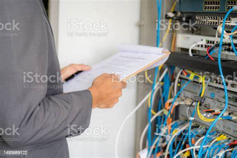 It 관리자 기술자는 서버실에서 메모를 작성하고 네트워크 시스템을 모니터링합니다 2명에 대한 스톡 사진 및 기타 이미지 2명
