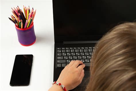 흰색 나무 테이블에는 스마트 폰과 노트북이 있으며 여성의 손이 텍스트를 입력하고 있습니다 30 34세에 대한 스톡 사진 및 기타 이미지 Istock