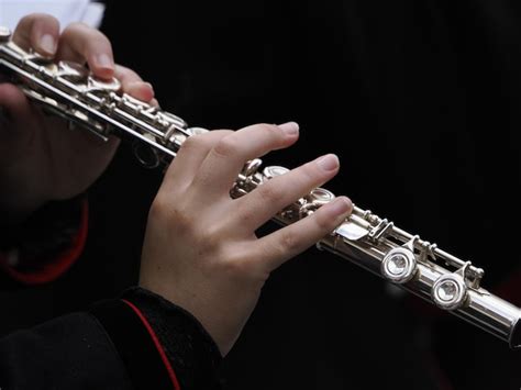 Detalle De Manos Tocando La Flauta Foto Premium