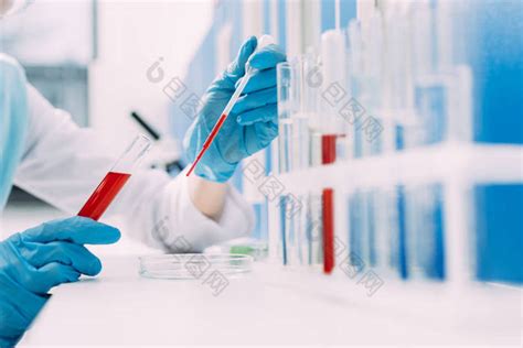 在实验室里做血液检测的女科学家的裁剪观点图片 包图网企业站