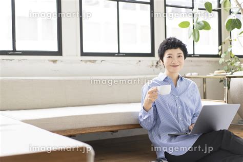 明るいリビングでノートパソコンをしている日本人女性 （人物）の写真素材 244774510 イメージマート
