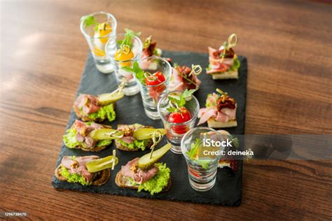 중간 희귀 육즙이 많은 쇠고기 스테이크 구운 송아지 안심 컨셉 레스토랑 메뉴 고추 감자 호박을 곁들인 송아지 음식에 대한 스톡 사진 및 기타 이미지 Istock