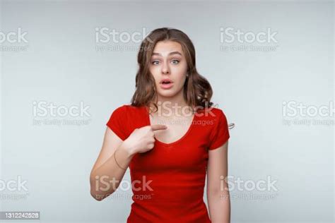 좋은 젊은 갈색 머리 여자 포인트 에 자신 와 손가락 에 놀라움 스튜디오 샷 회색 배경 20 24세에 대한 스톡 사진 및 기타 이미지 20 24세 20 29세 갈색