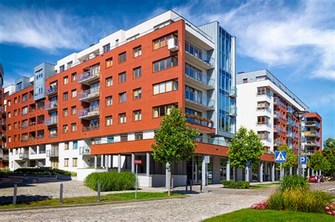 아파트 건물의 새로운 현대 화려한 복잡 한 0명에 대한 스톡 사진 및 기타 이미지 0명 Tri City Poland