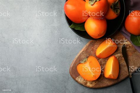 옅은 회색 질감의 테이블에 맛있는 잘 익은 감과 칼 평평한 누워 텍스트를 위한 공간 0명에 대한 스톡 사진 및 기타 이미지