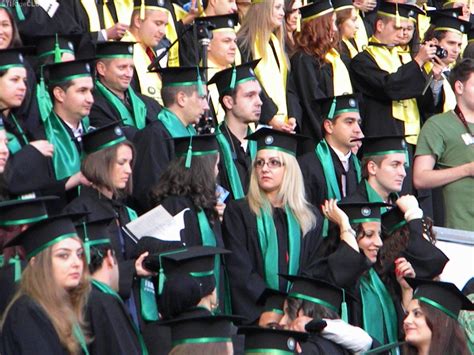 Ceremonie De Absolvire La UMF Cluj Studentii Au Cantat Si Au Rostit Juramantul Lui Hipocrate