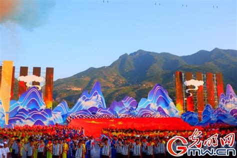 第三屆國際詩歌節花車巡遊萬人誦詩 共賀詩城新時代 每日頭條