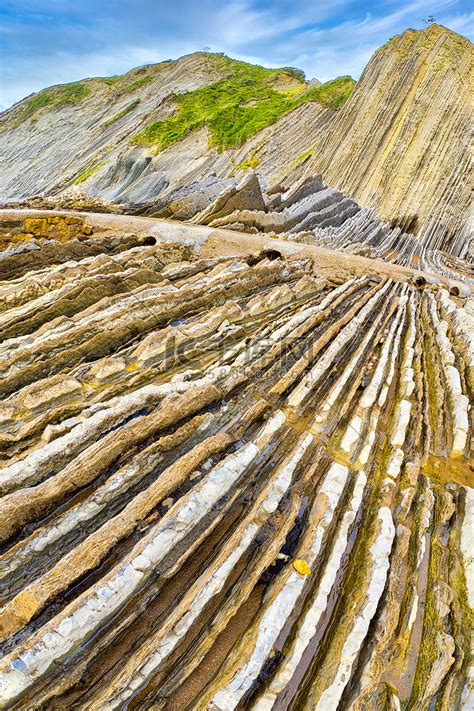 陡峭倾斜的 Flysch 层西班牙巴斯克海岸联合国教科文组织世界地质公园高清摄影大图 千库网