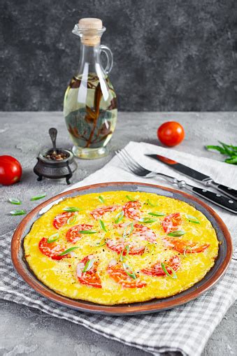 토마토 허브 및 강판 치즈를 곁들인 오믈렛 쉬운 아침 식사 이탈리아 음식에 대한 스톡 사진 및 기타 이미지 이탈리아 음식